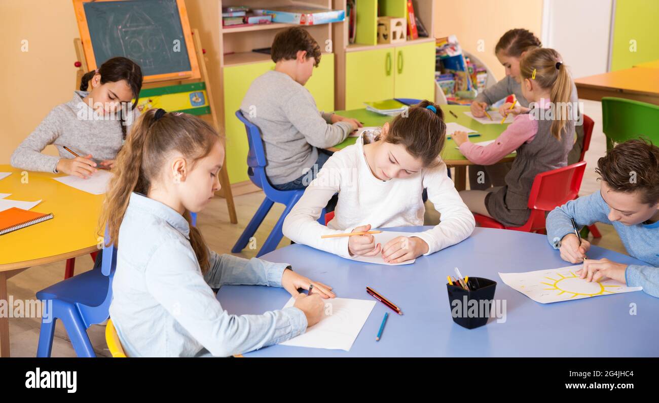 elementary age pupil drawing lesson Stock Photo - Alamy