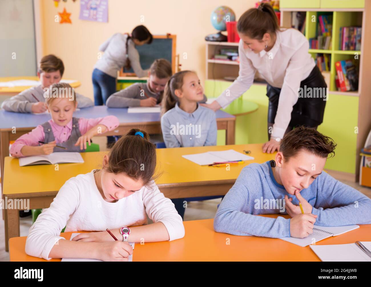 10 years old girl school classroom hi-res stock photography and images ...