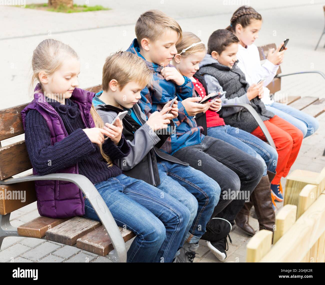 Children playing smartphones hi-res stock photography and images - Alamy
