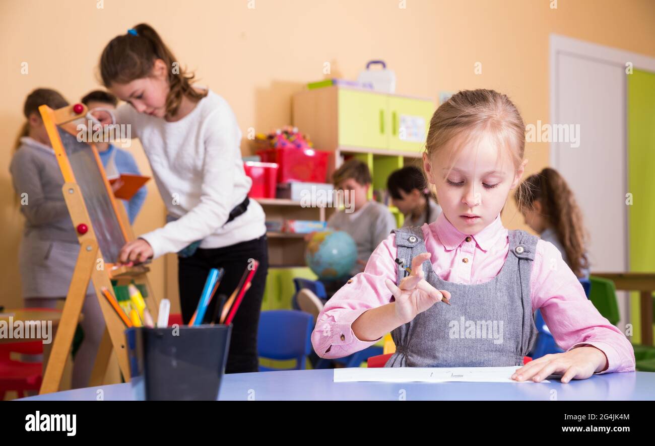 Girl and boy drawing in class hi-res stock photography and images - Alamy
