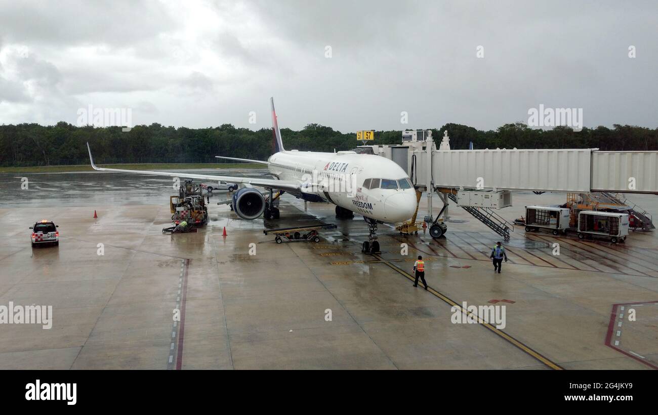 Delta Air Lines Boeing 757-232 WL N694DL The Spirit of Freedom at the ...