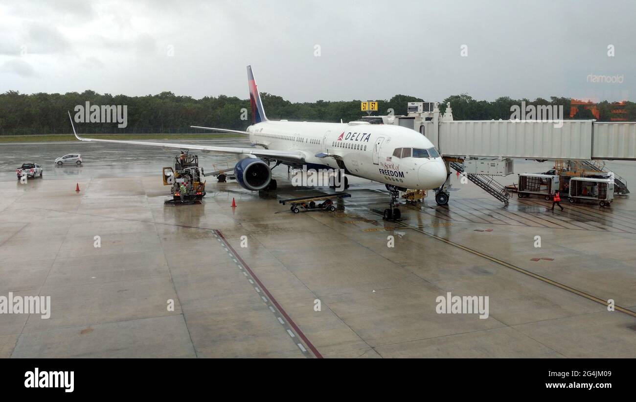 Delta Air Lines Boeing 757-232 WL N694DL The Spirit of Freedom at the ...