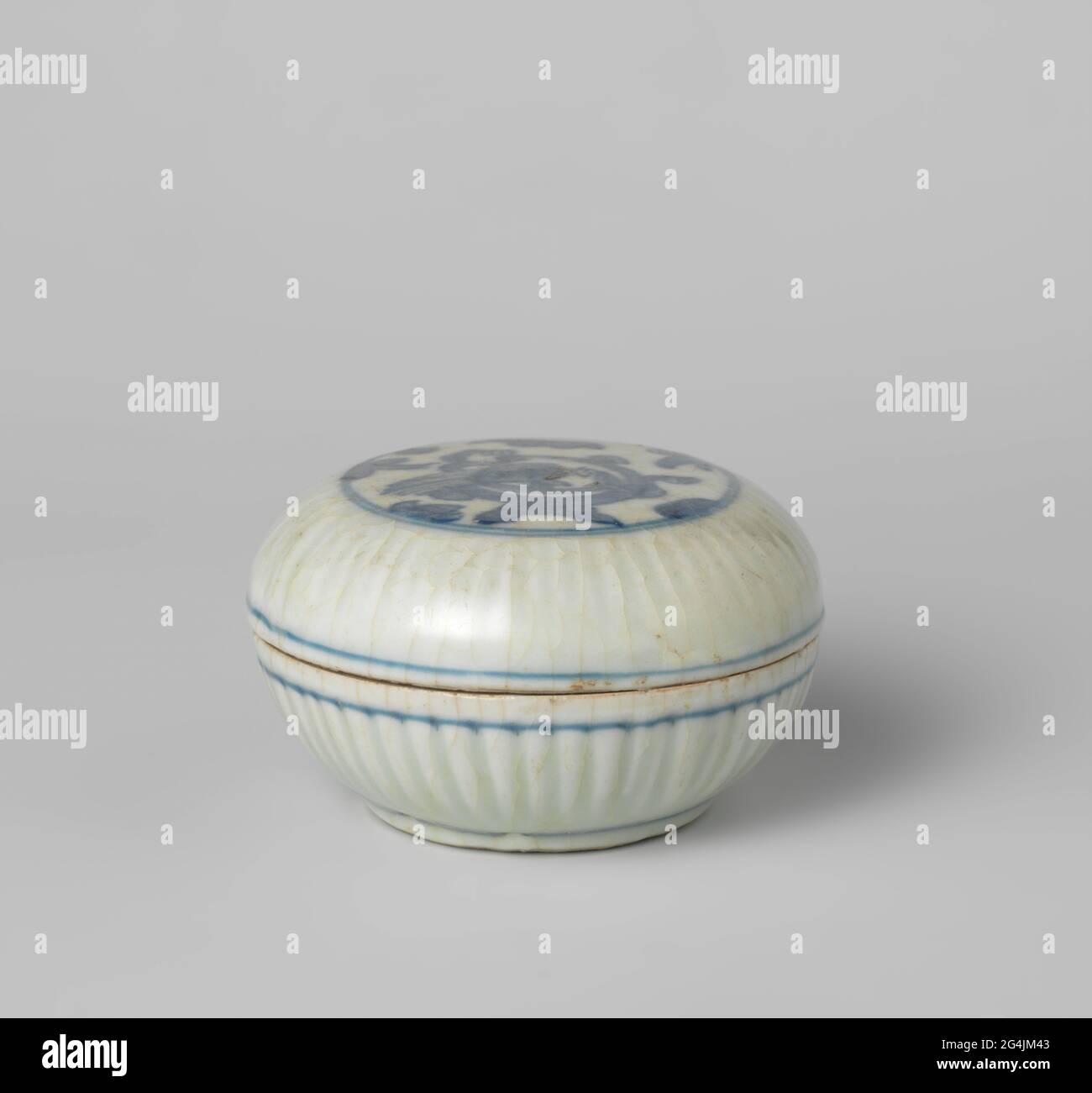 Round Box With Ribbed Sides and a Coiling Dragon in a Medallion on the ...