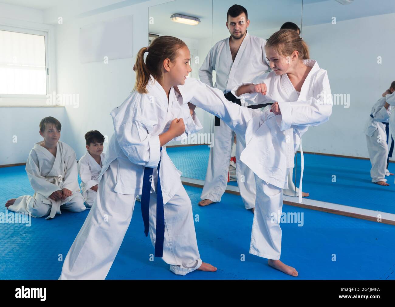 Karate children girls hi-res stock photography and images - Alamy