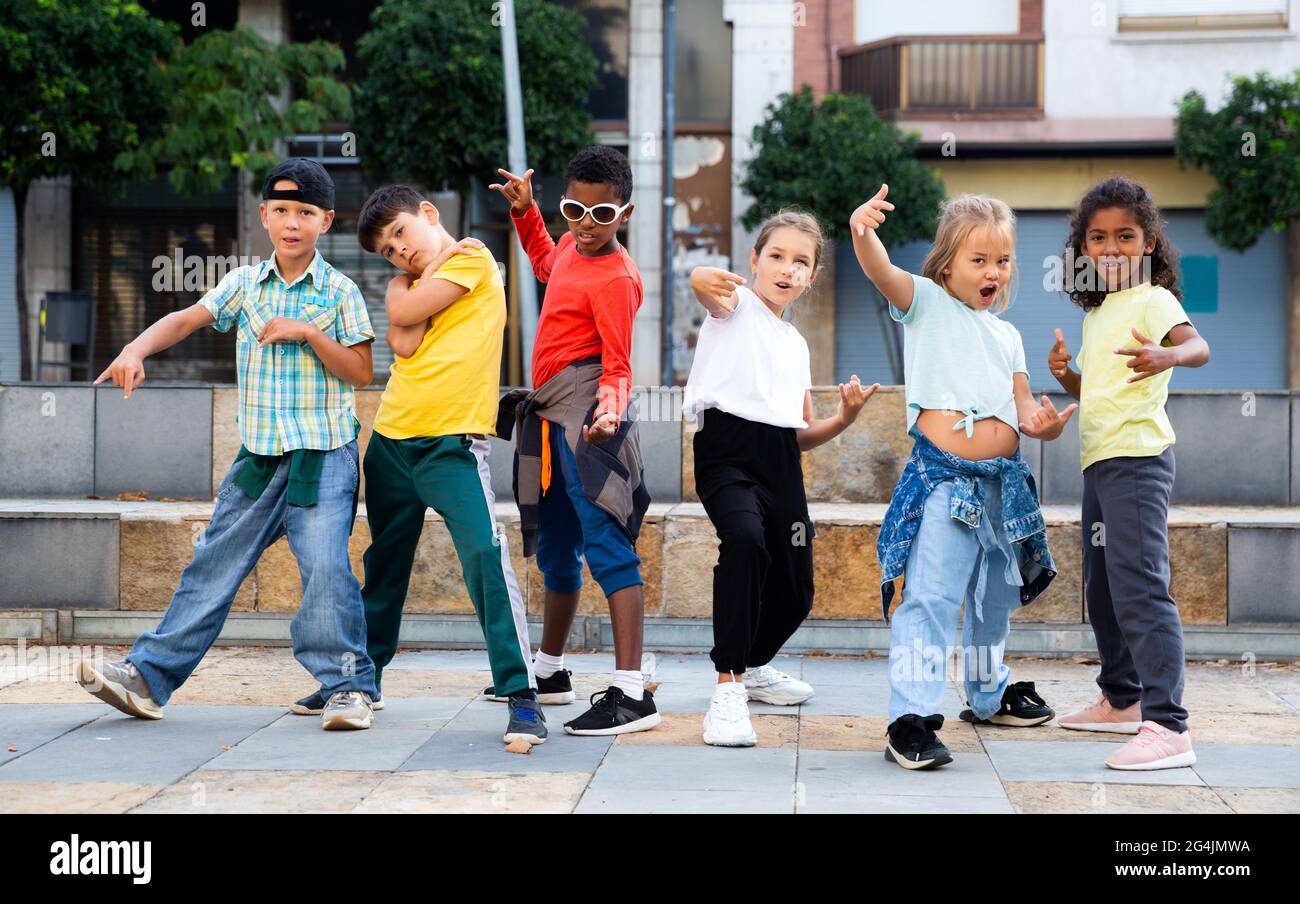 Kids posing during outdoor dance class Stock Photo - Alamy