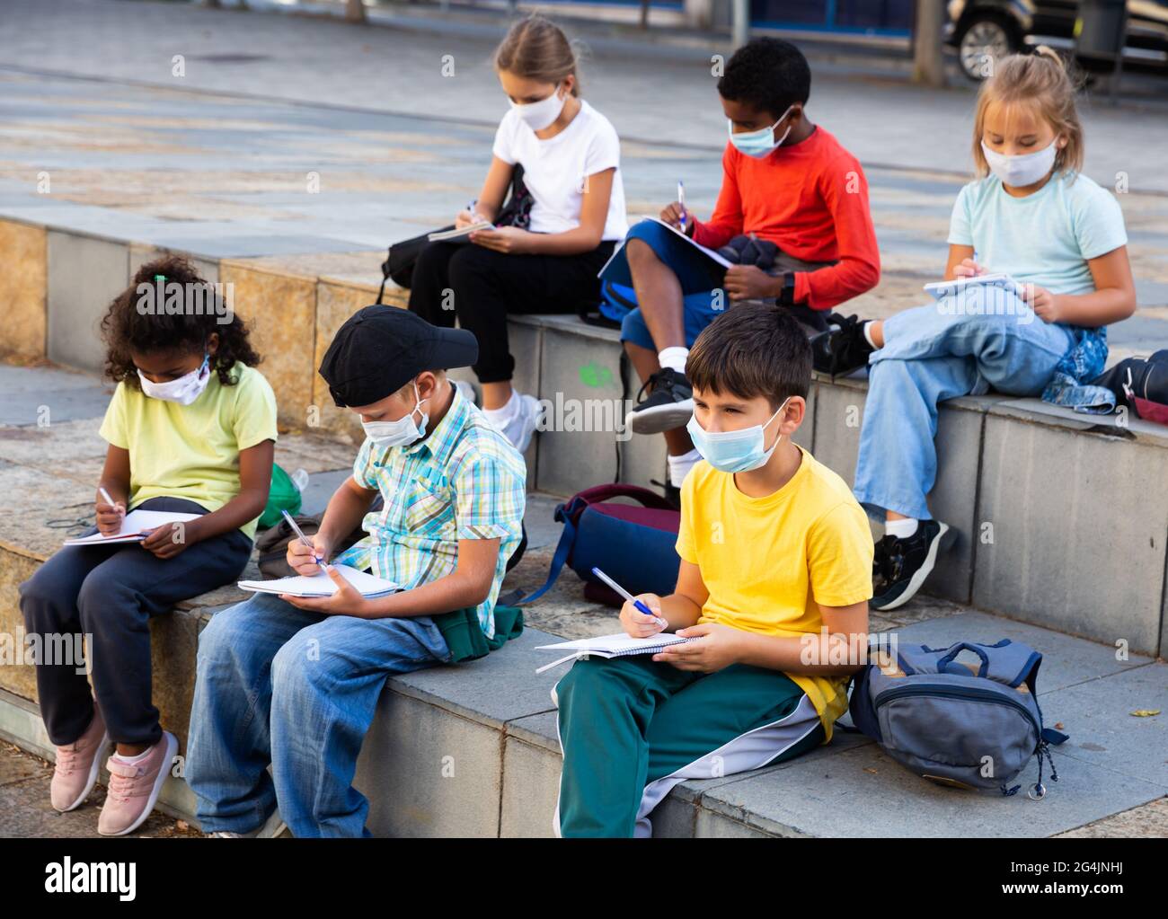 School girls face masks hi-res stock photography and images - Alamy