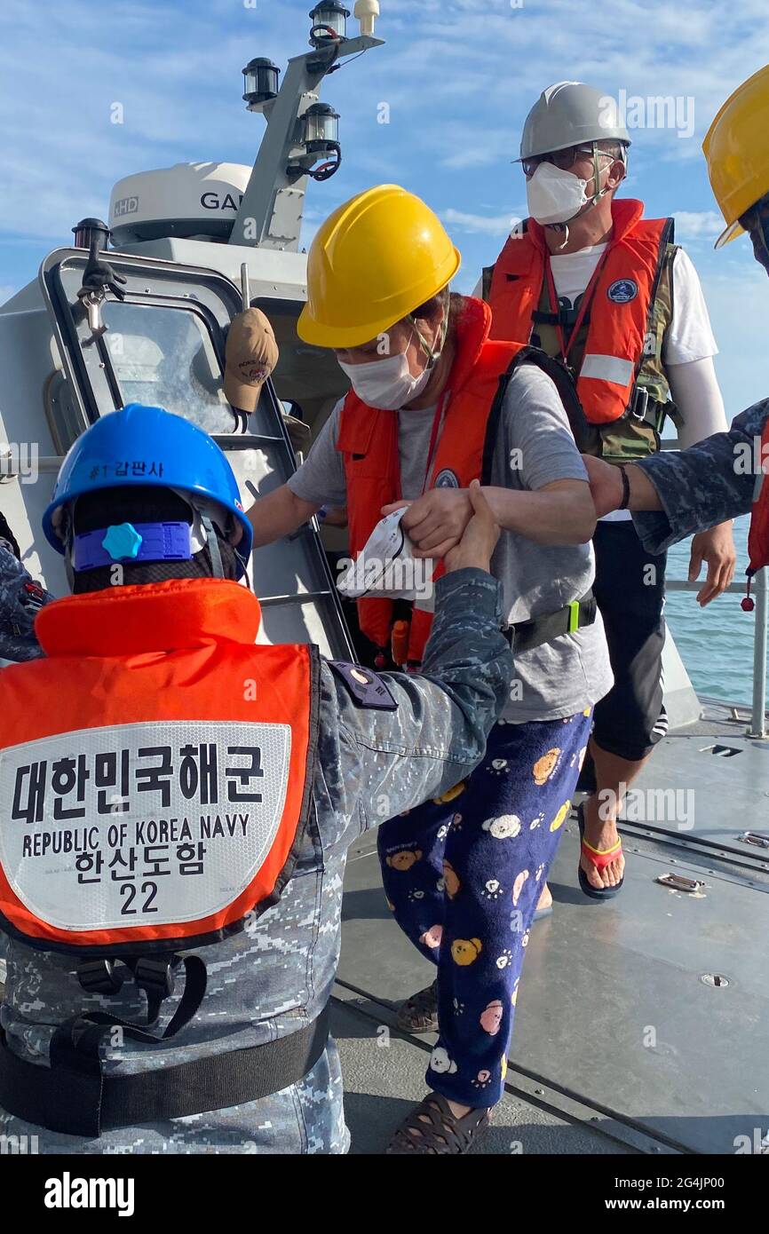 Vaccination center on naval vessel Helped by sailors, a resident from a ...
