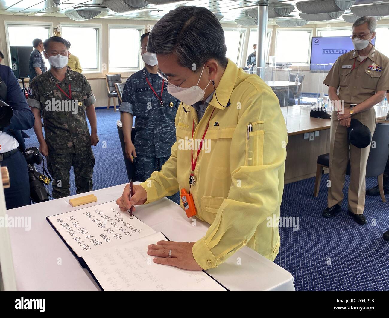 Vaccination center on naval vessel Defense Minister Suh Wook writes a ...