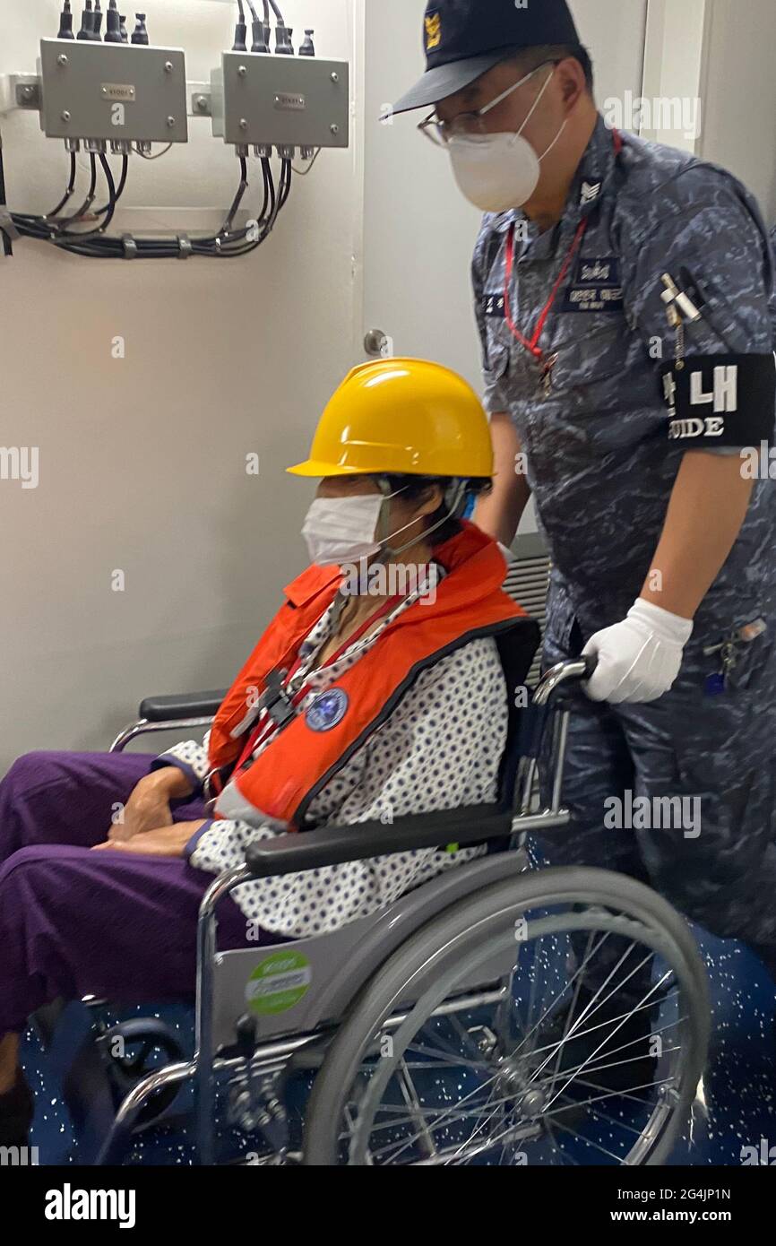 Vaccination center on naval vessel Helped by a sailor, a resident from ...