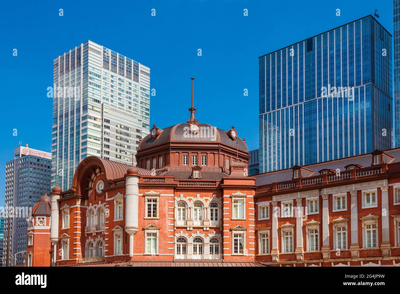 Red brick facade hi-res stock photography and images - Alamy