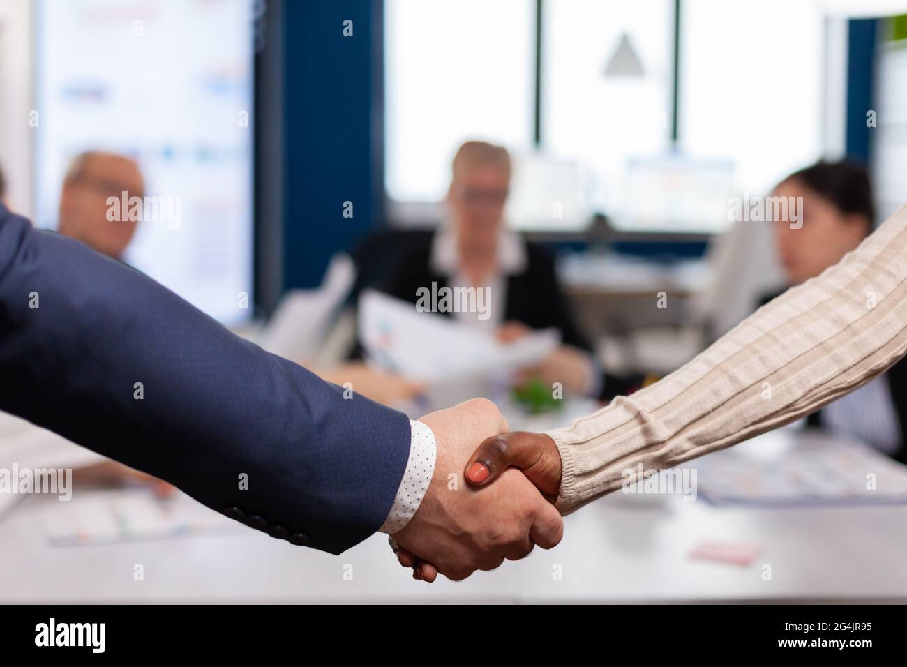 Business people shaking hands diverse hi-res stock photography and images - Alamy