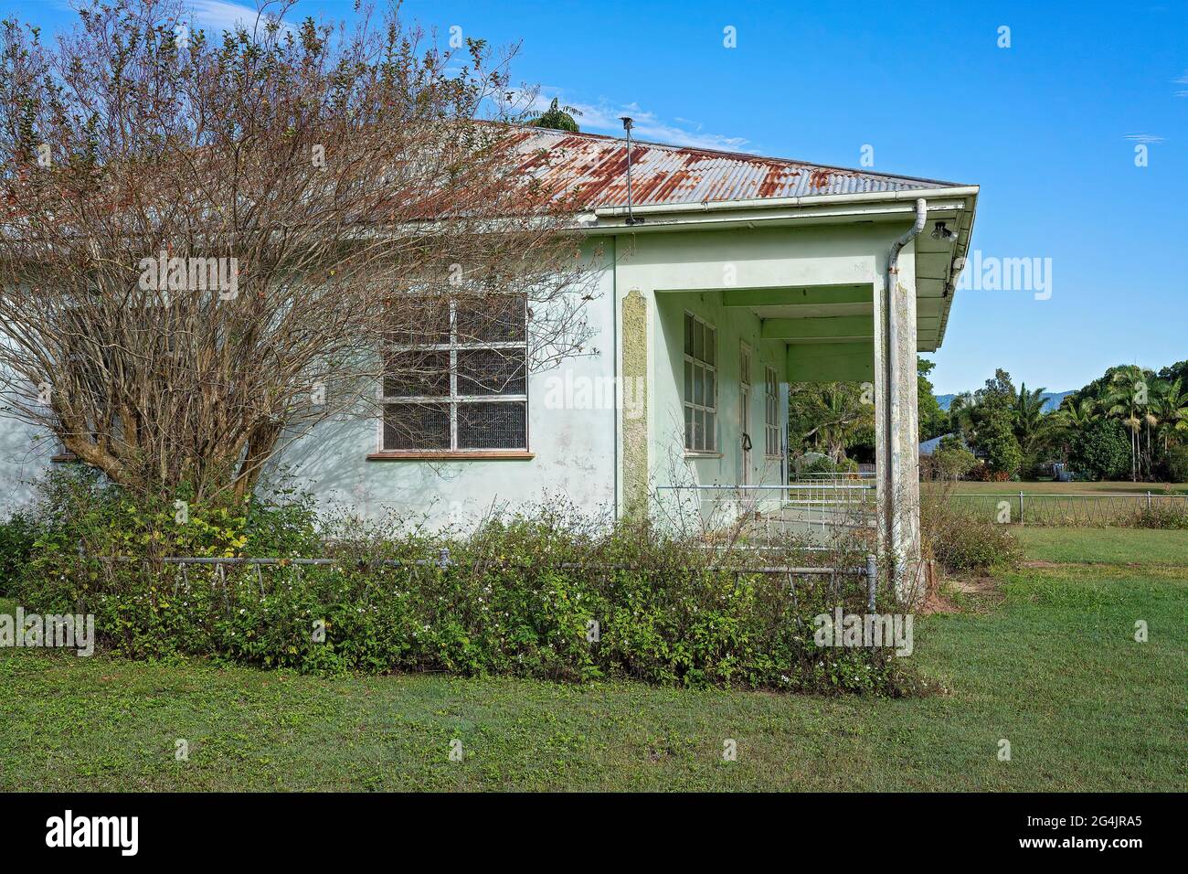 Run down country house australia hi-res stock photography and images ...