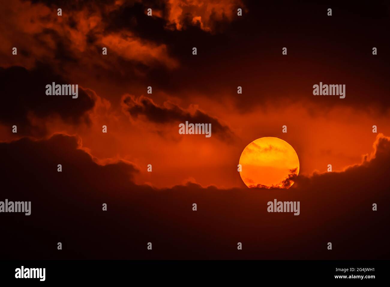 Yellow sun setting down horizon hi-res stock photography and images - Alamy