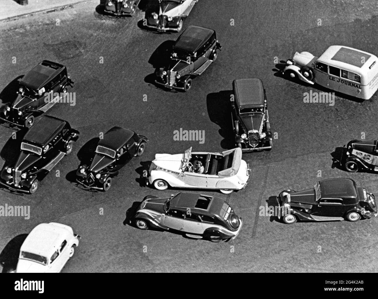 Traffic paris roundabout Black and White Stock Photos & Images - Alamy