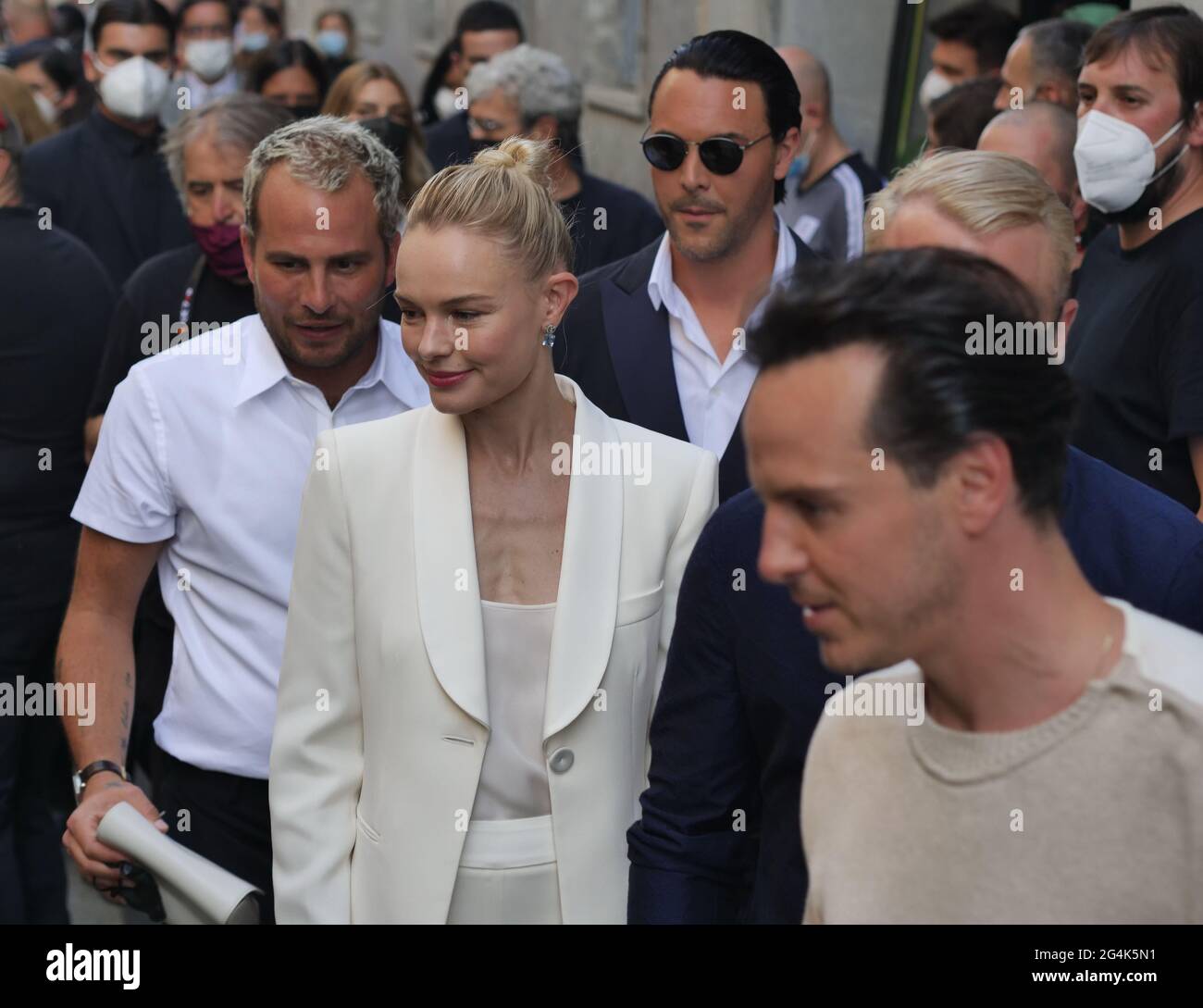 Actress Kate Bosworth posing for photographers before Armani fashion ...