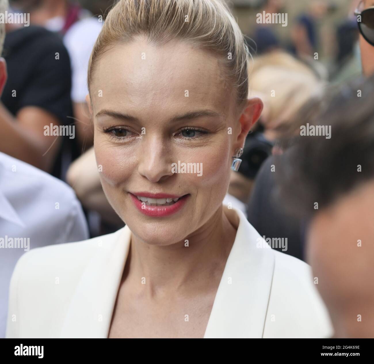 Actress Kate Bosworth posing for photographers before Armani fashion ...