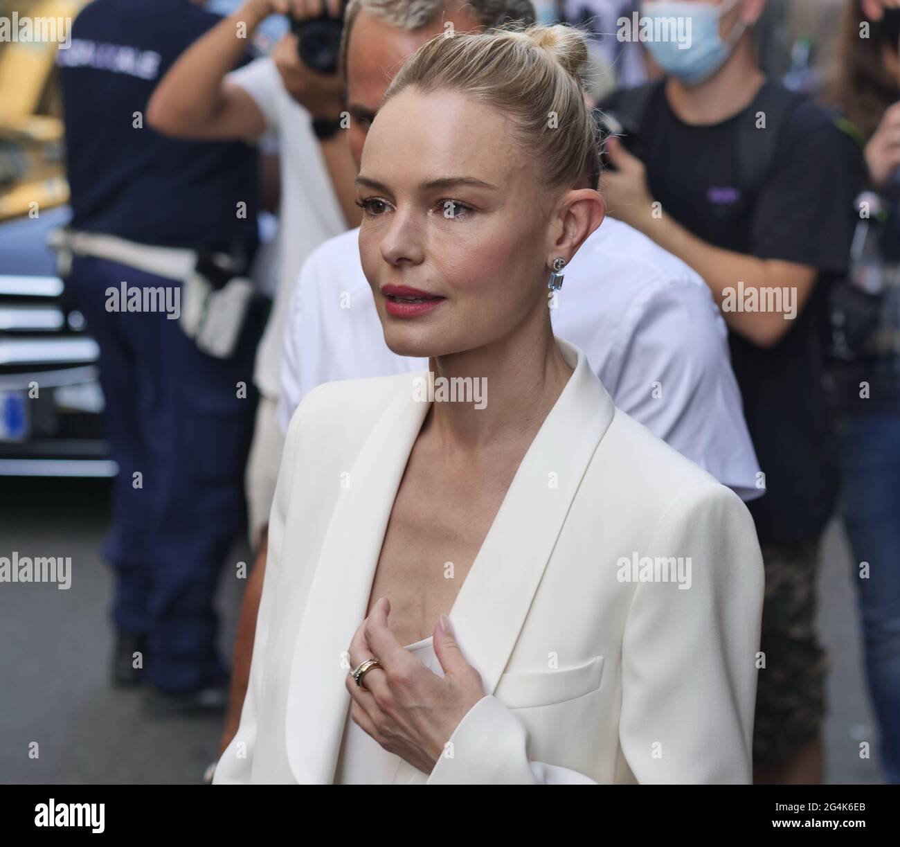 Actress Kate Bosworth posing for photographers before Armani fashion ...