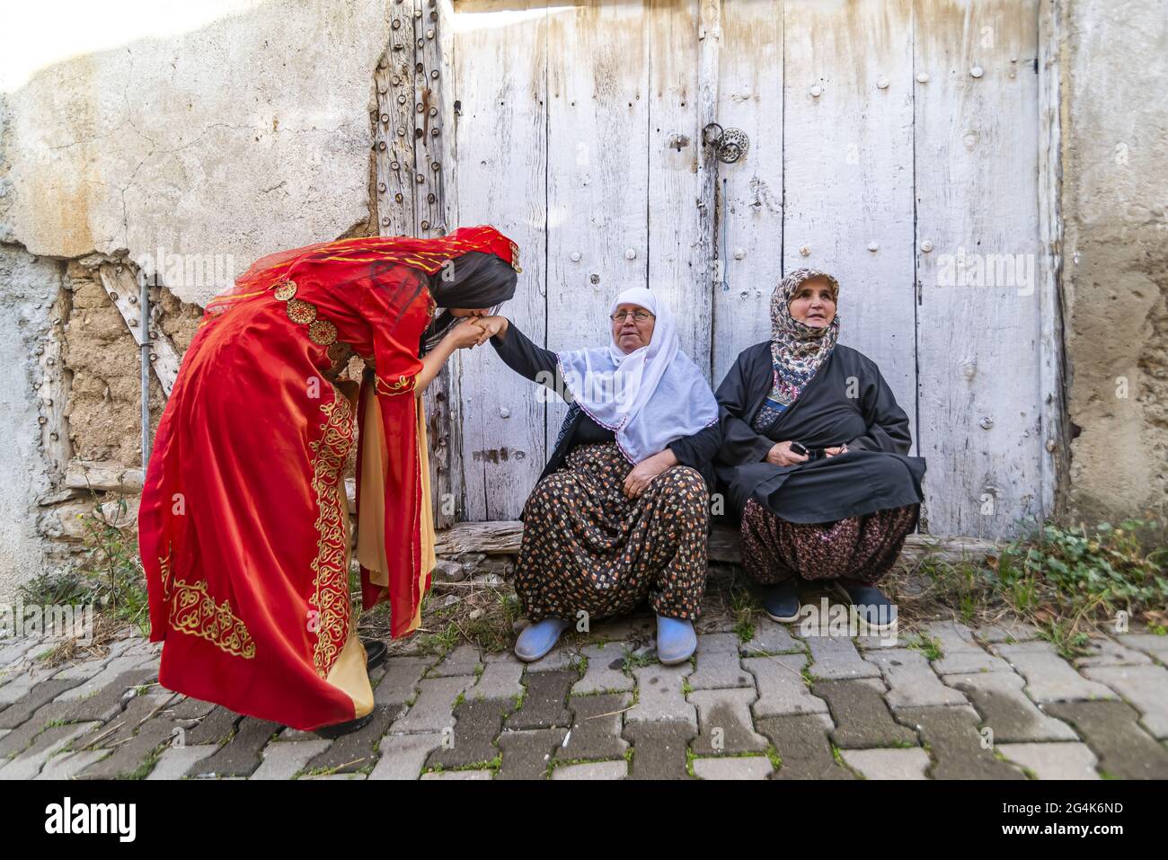 Old man kissing granddaughter hi-res stock photography and images - Alamy