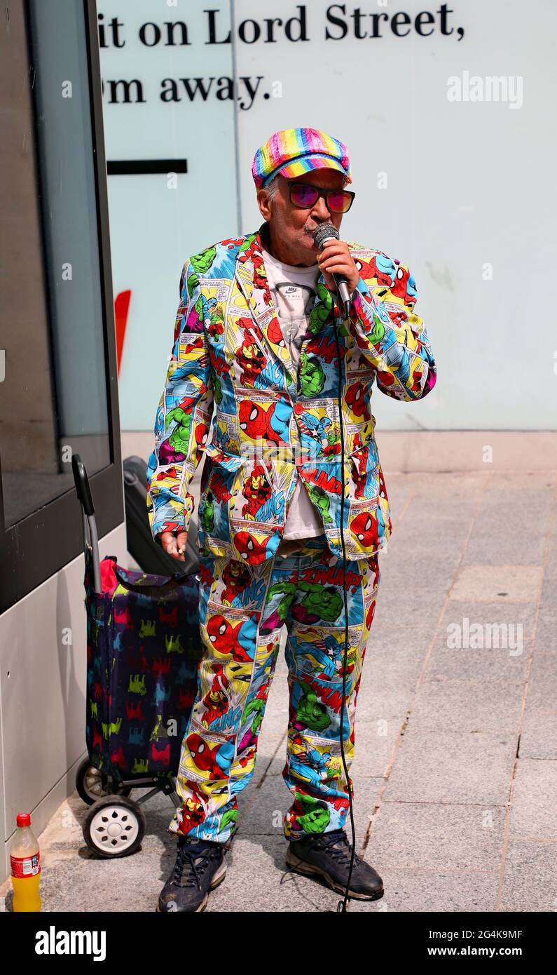 Liverpool city centre buskers hi-res stock photography and images - Alamy