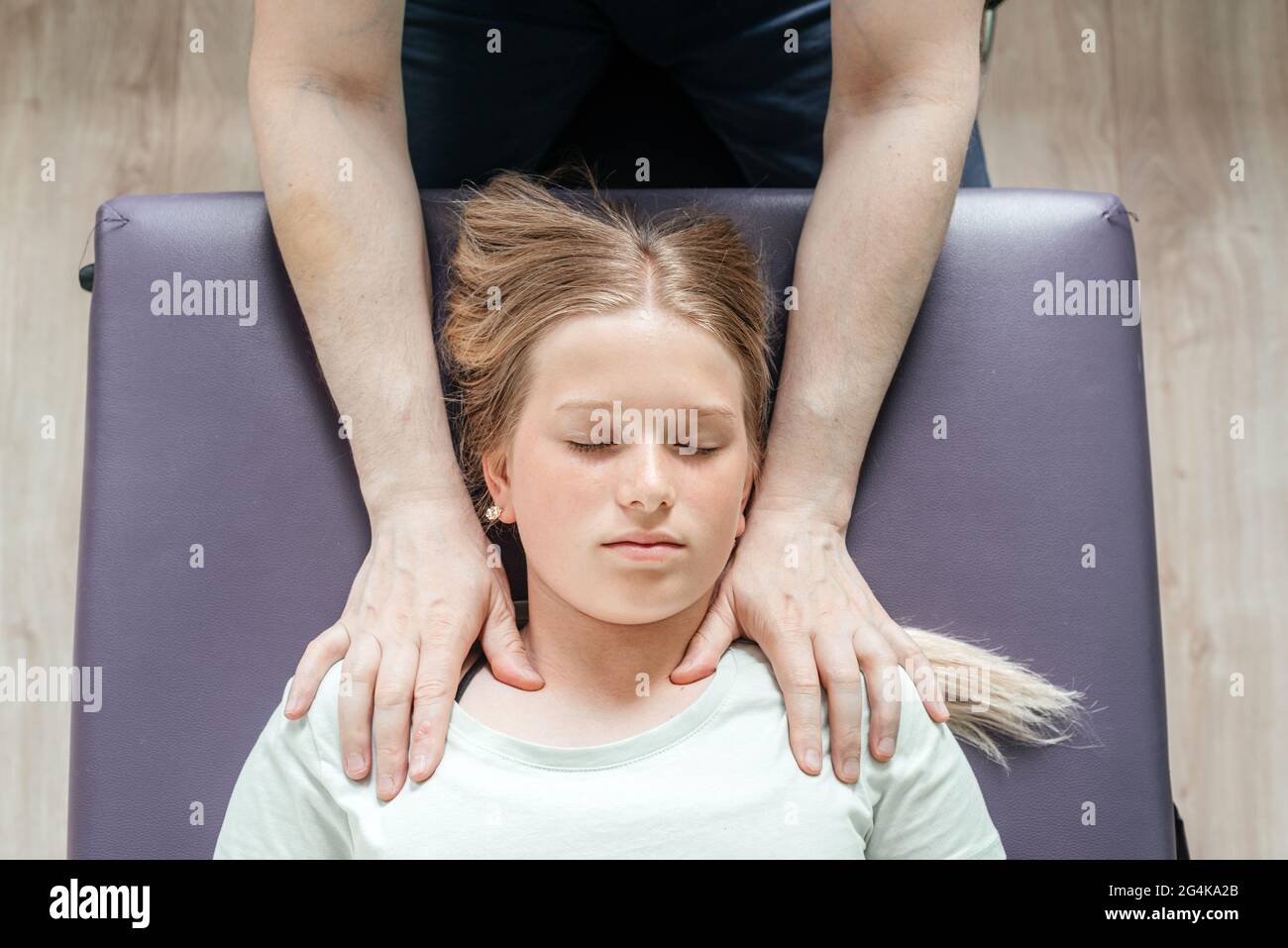 Craniosacral therapy practitioner giving a female patient CST ...