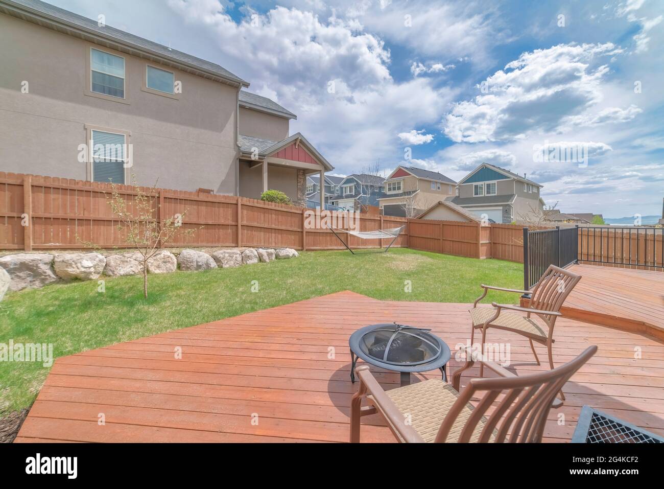 Neighboring house fence hi-res stock photography and images - Alamy