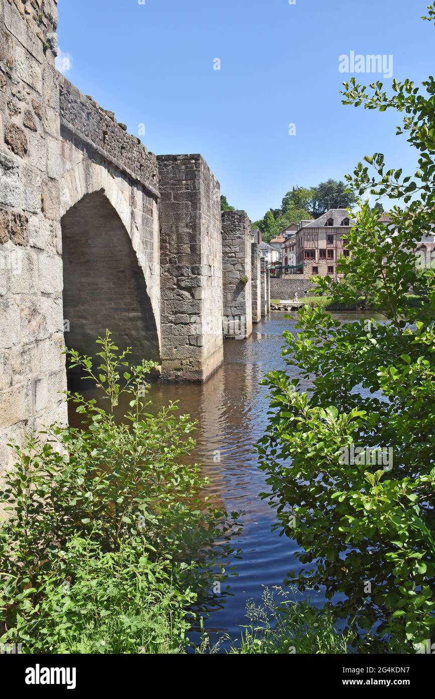 The medieval Pont (bridge) St Etienne, built in 1203, originally with ...