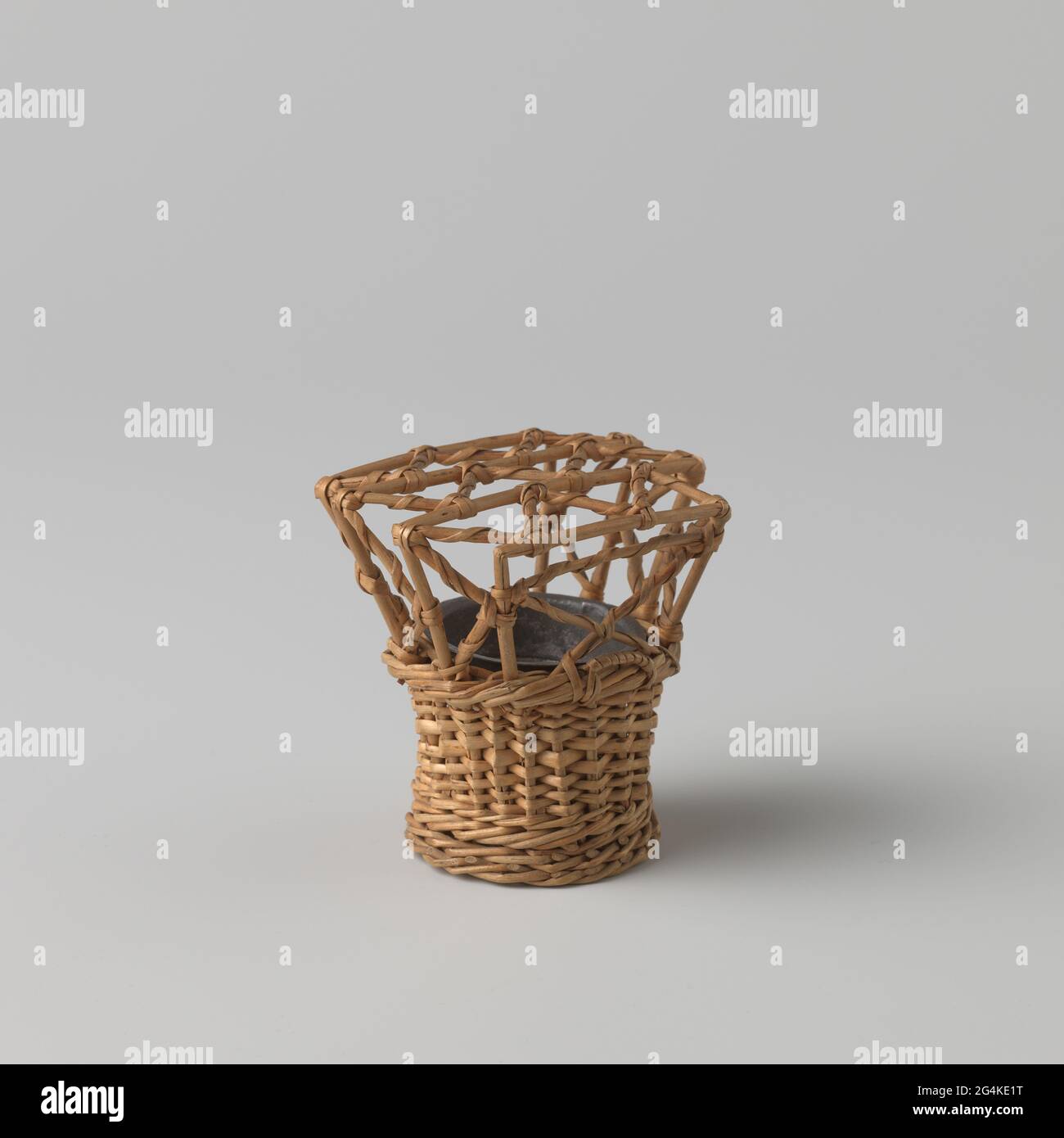 Fire basket, round, with rectangular hood. The fire basket has a high ...