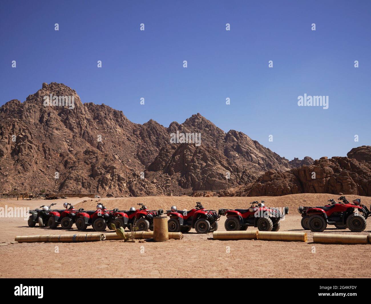 Quad bike in dessert hi-res stock photography and images - Alamy