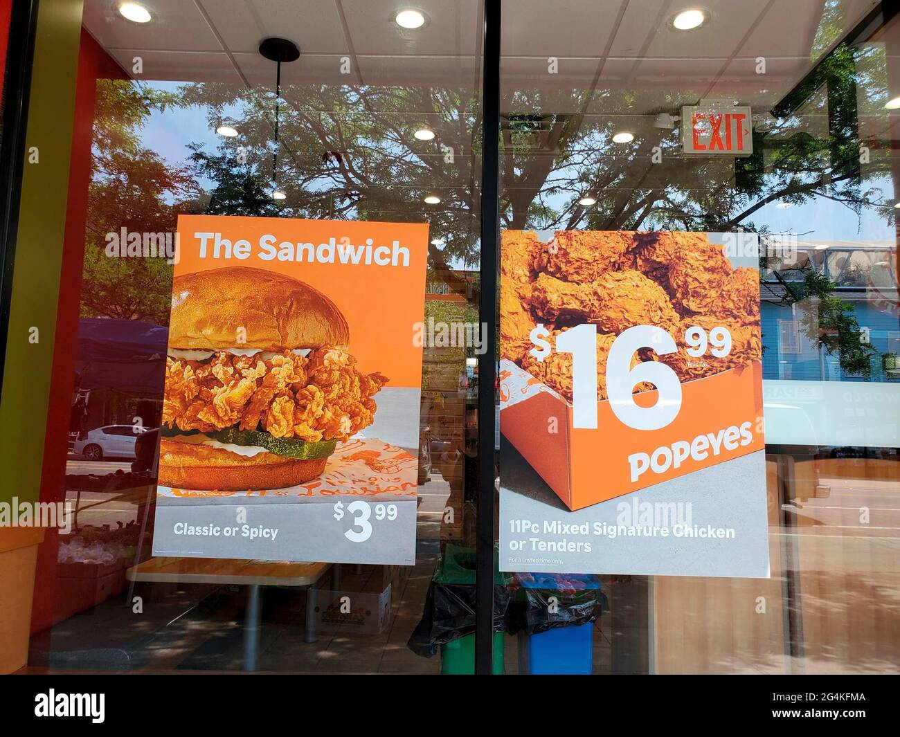 Popeyes Chicken Sandwich High Resolution Stock Photography and Images ...