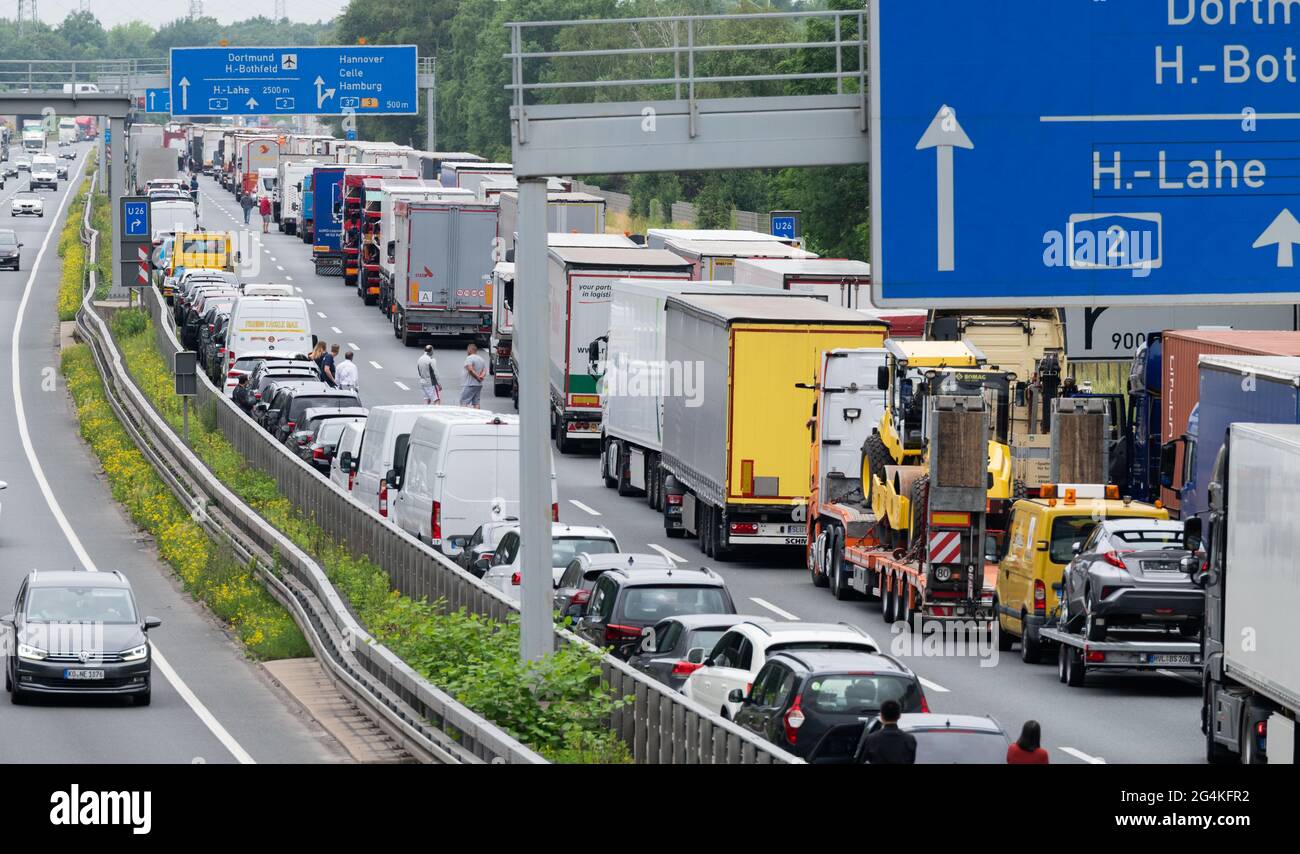 Car stuck on junction hi-res stock photography and images - Alamy