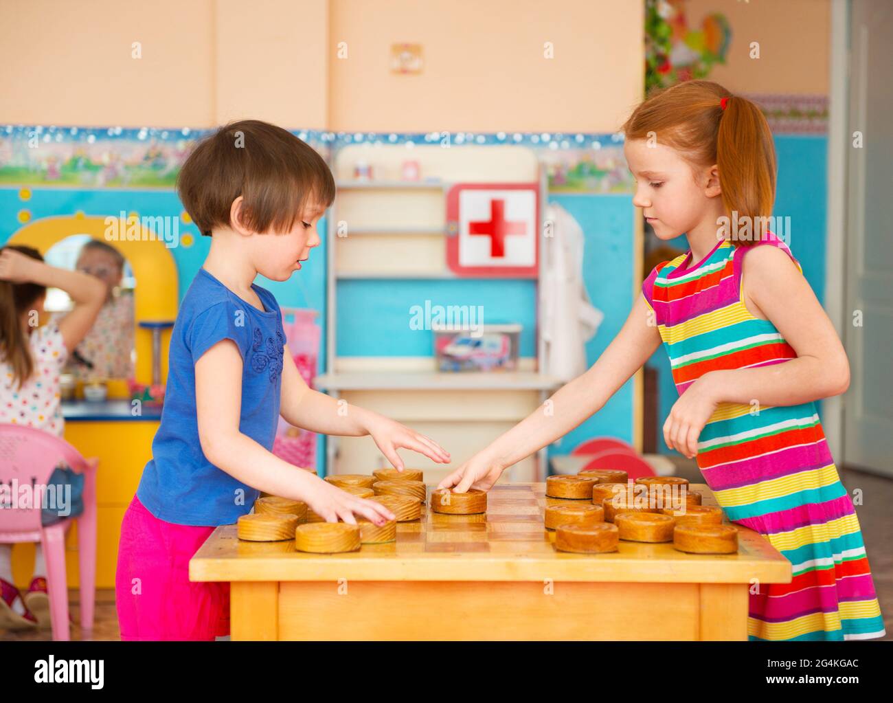 Two kids playing checkers hi-res stock photography and images - Alamy