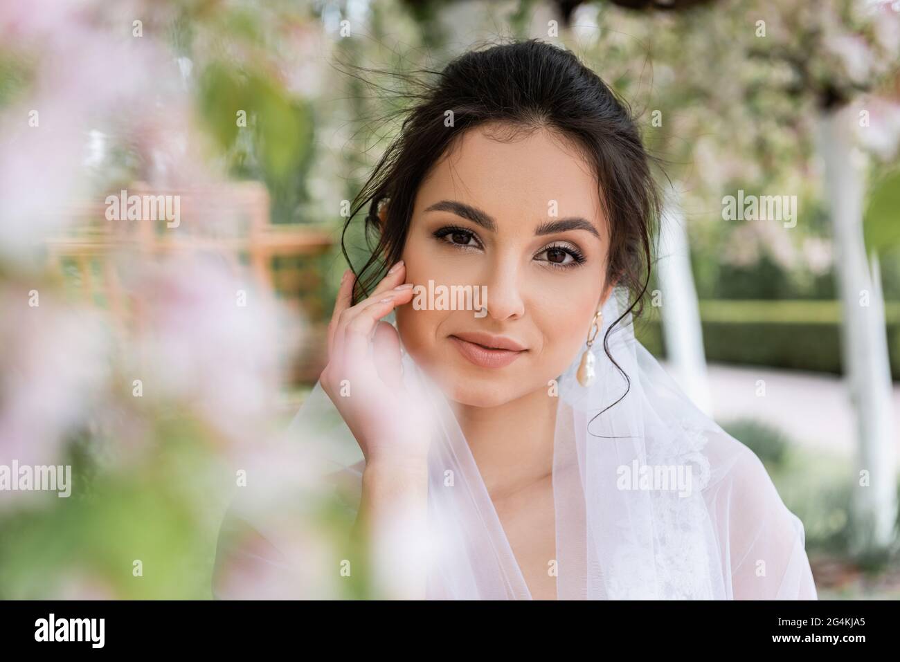 Pretty bride hi-res stock photography and images - Alamy