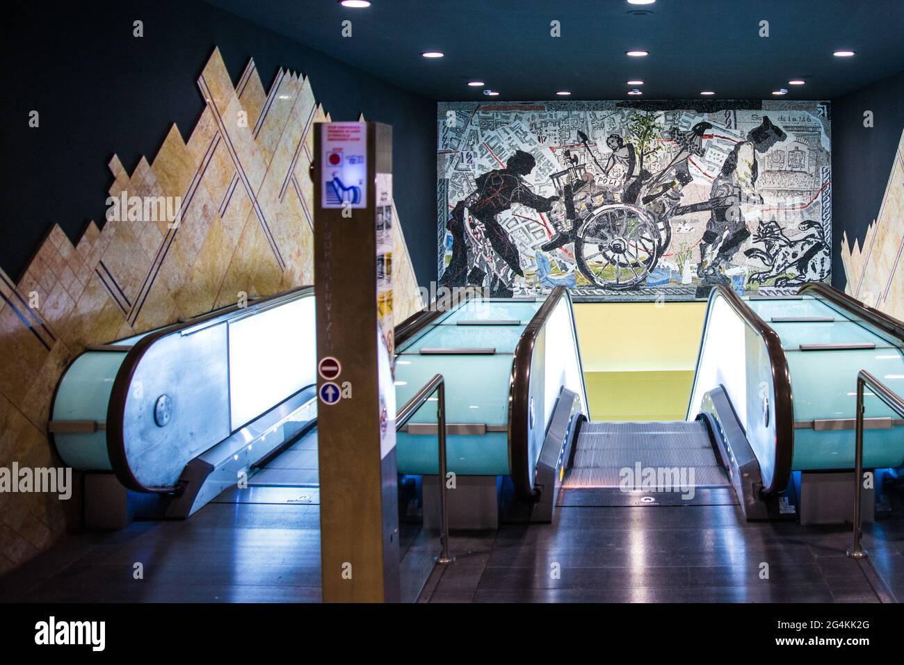 Toledo escalators naples hi-res stock photography and images - Alamy