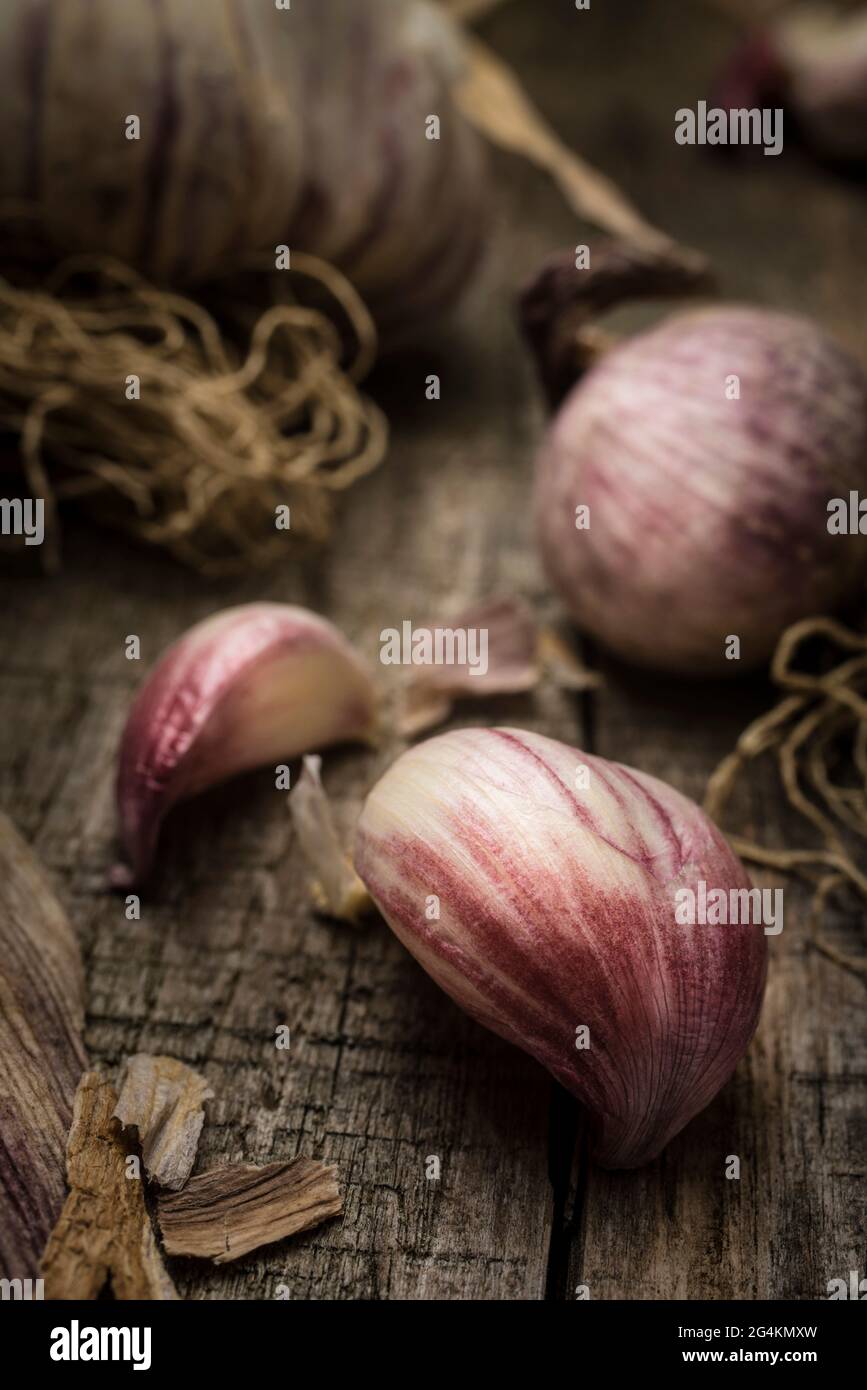 Sicilian garlic on wood background, Sicily, Italy, Europe Stock Photo ...