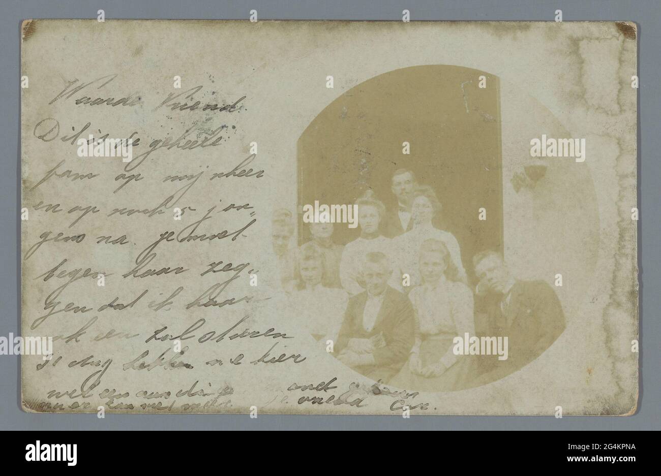 Group portrait of an unknown family Stock Photo - Alamy