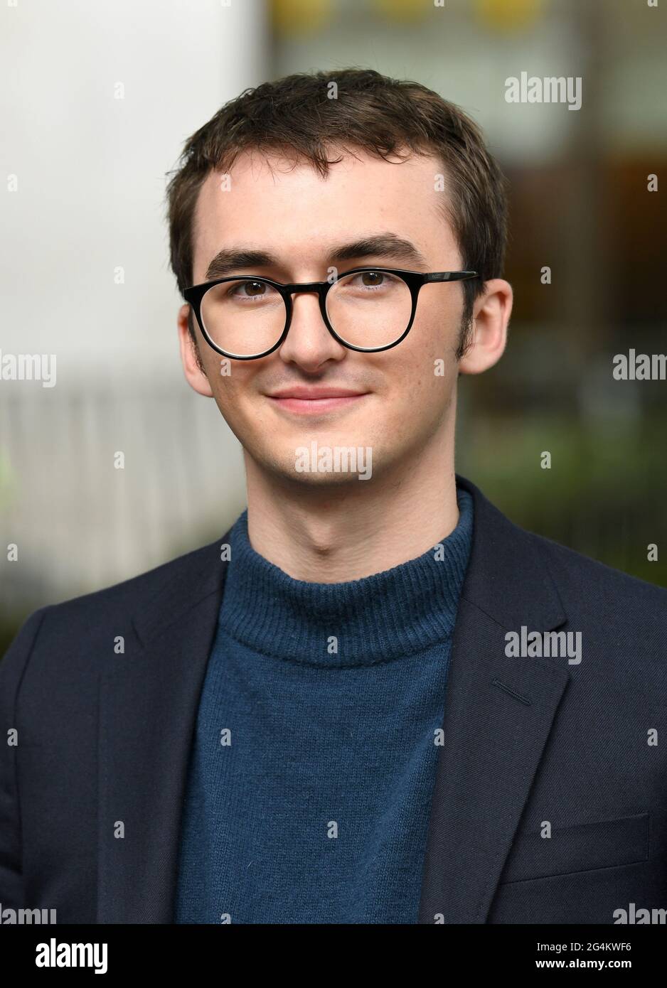 Iron throne statue hi-res stock photography and images - Alamy