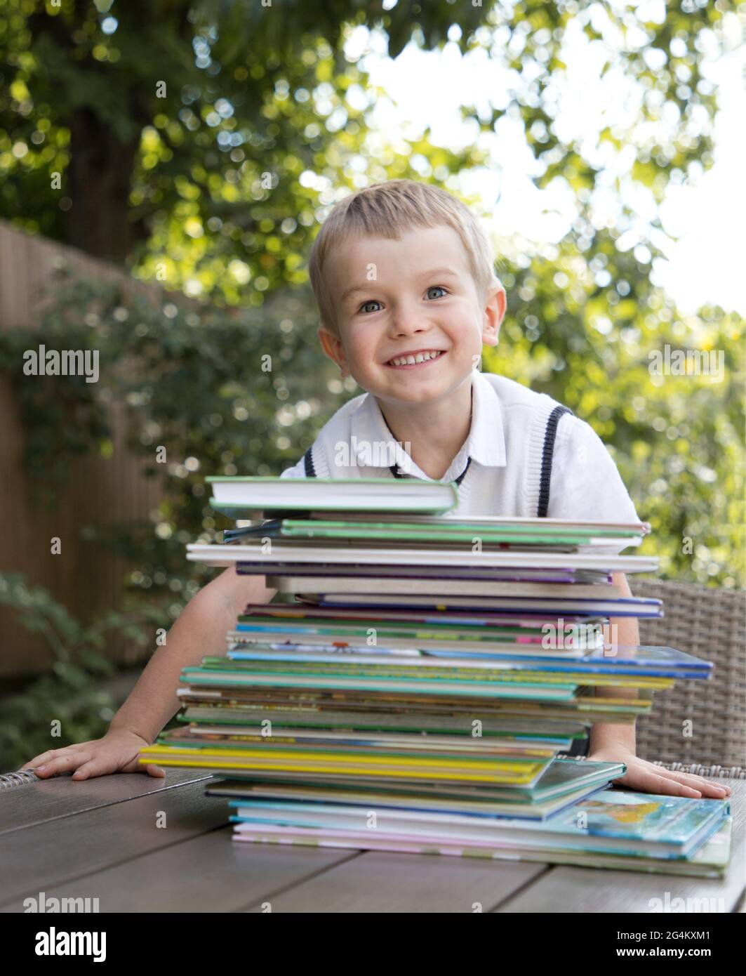 Children's books stack hi-res stock photography and images - Alamy