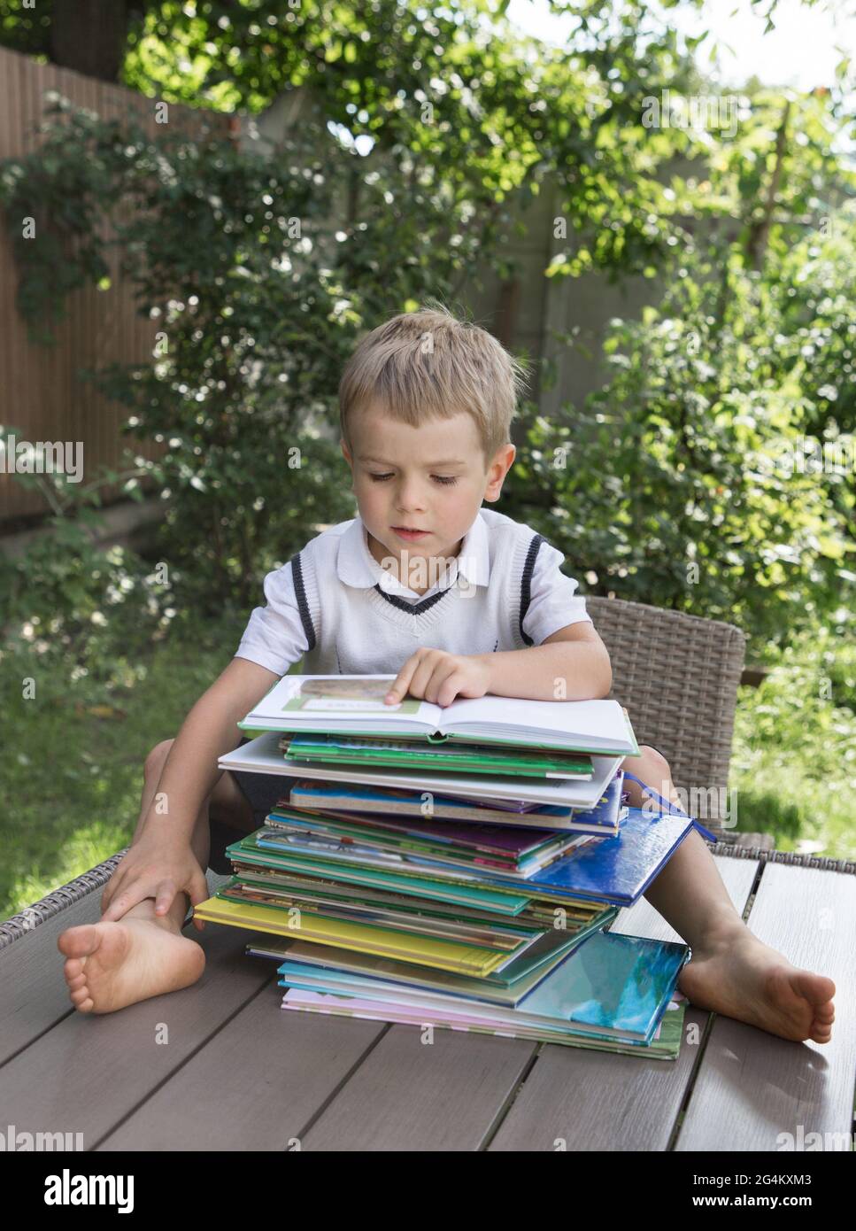 Children's books stack hi-res stock photography and images - Alamy