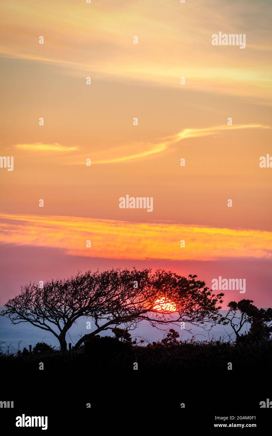 Red sun setting hi-res stock photography and images - Alamy