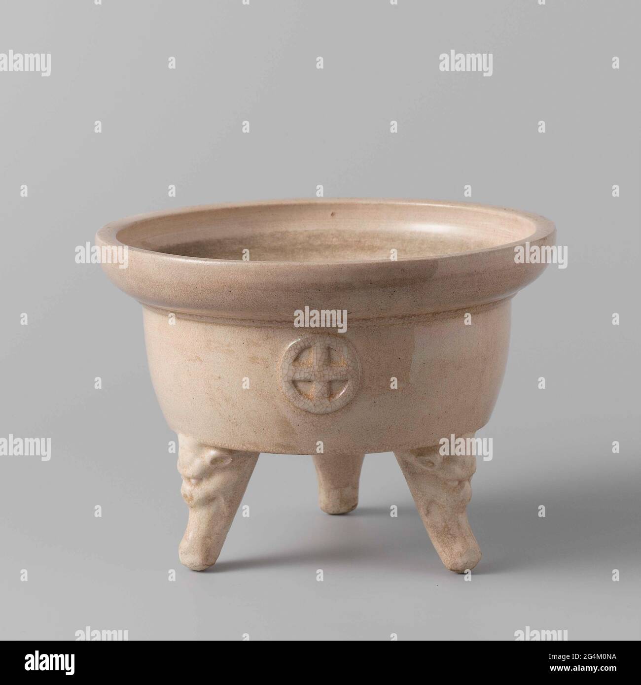 . Come from stoneware on three legs with a landscaped animal head ...