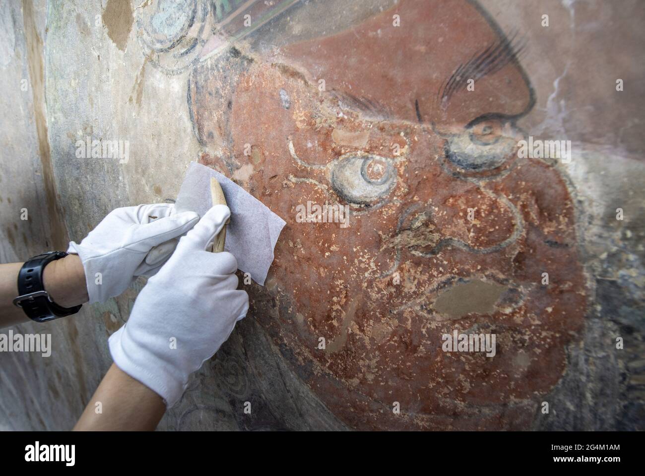 (210622) -- TAIYUAN, June 22, 2021 (Xinhua) -- A cultural relics expert ...