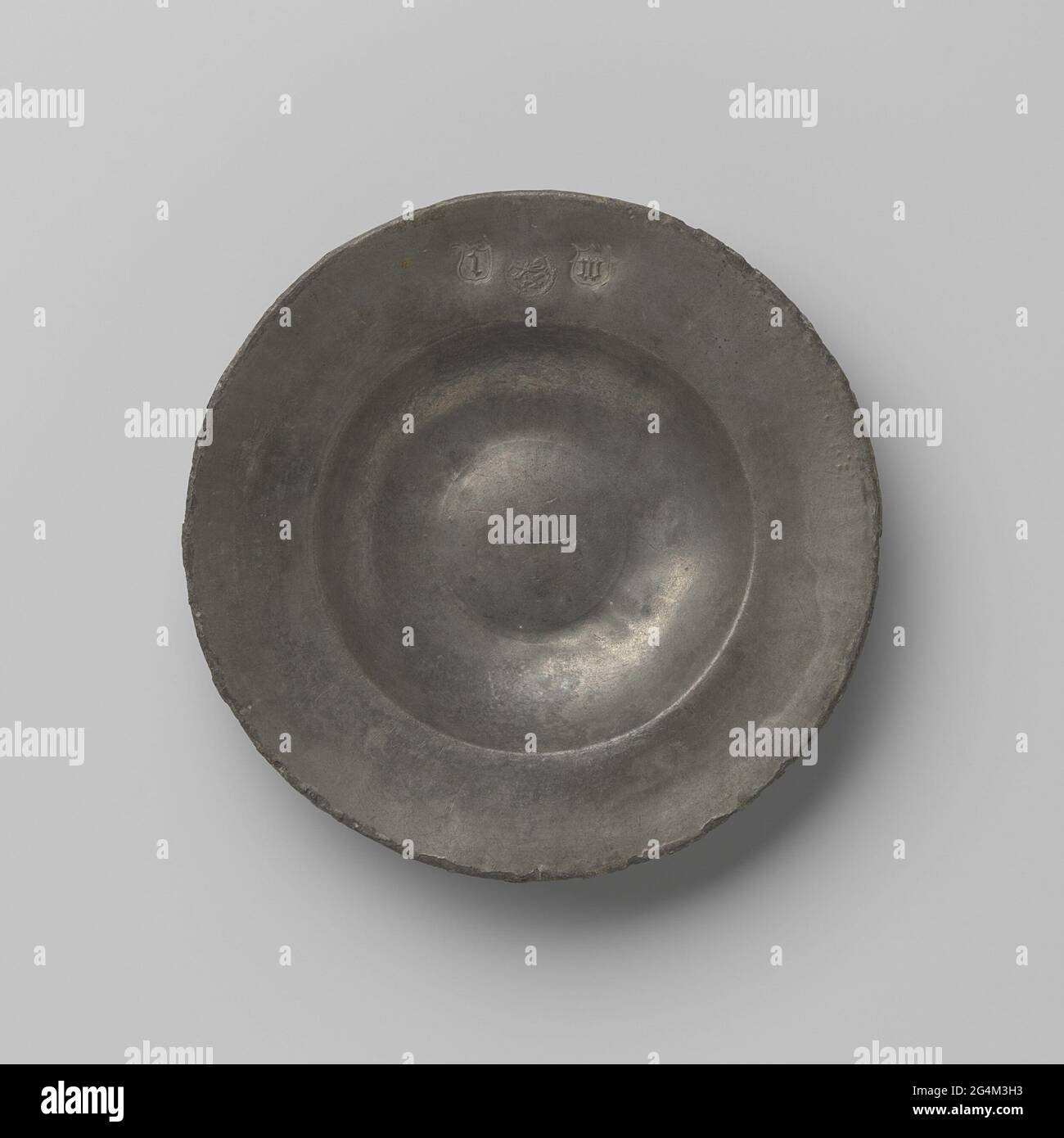 Round saucer of tin. Endedly tin dish with a wide border. The flat is ...