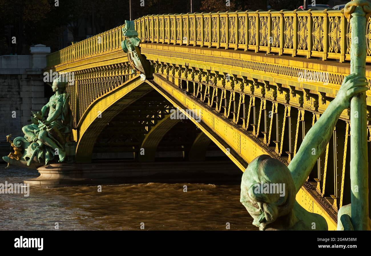 Mirabeau bridge hi-res stock photography and images - Alamy