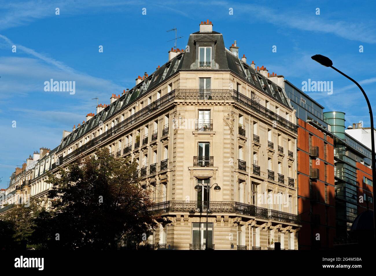FRANCE, PARIS, 11TH DISTRICT, BUILDING FROM THE CORNER OF REPUBLIC ...