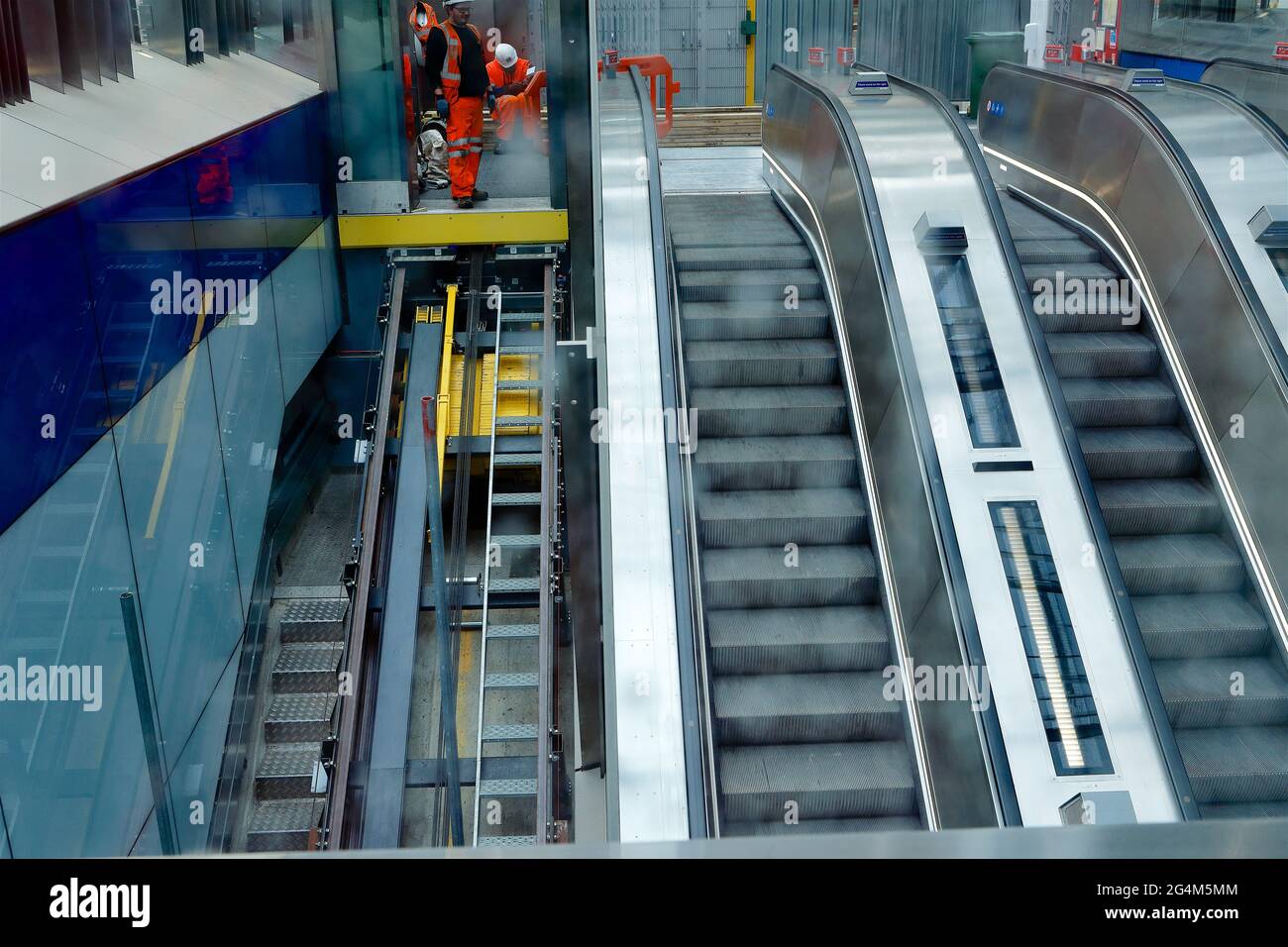 Workmen at crossrail construction site hi-res stock photography and ...