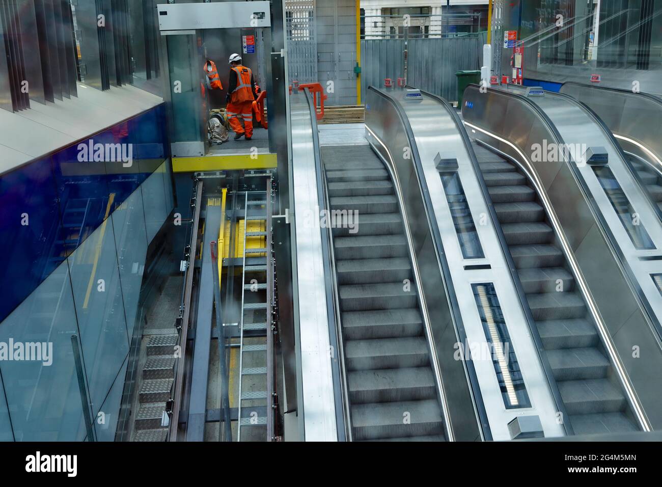Workmen at crossrail construction site hi-res stock photography and ...