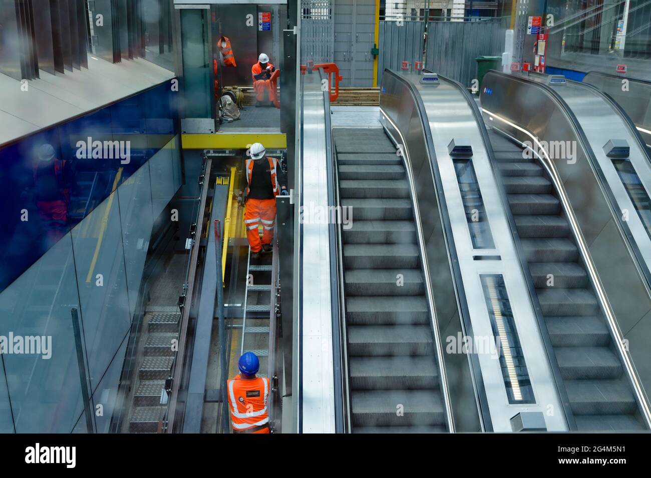 Workmen at crossrail construction site hi-res stock photography and ...
