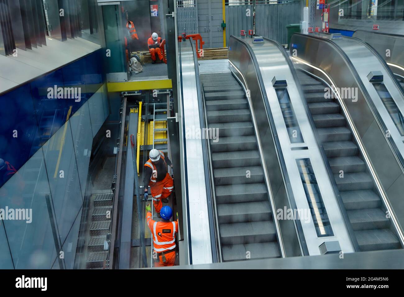 Workmen at crossrail construction site hi-res stock photography and ...