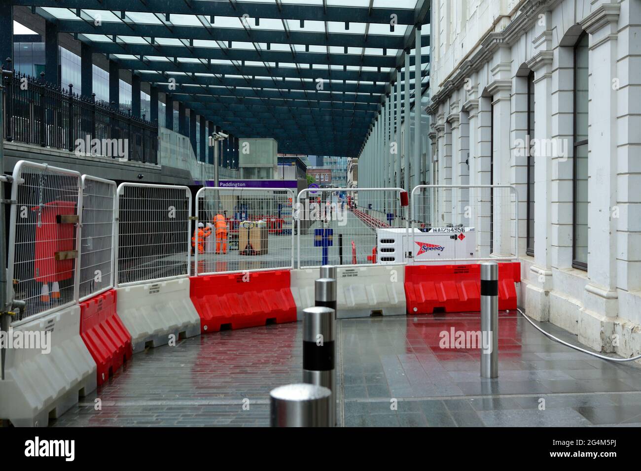 Workmen at crossrail construction site hi-res stock photography and ...