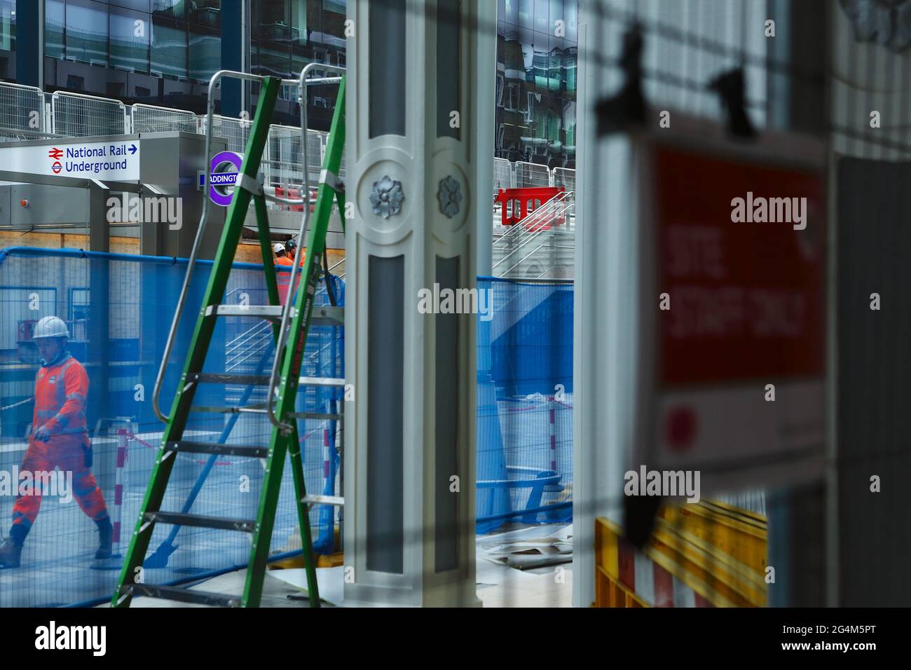 Workmen at crossrail construction site hi-res stock photography and ...